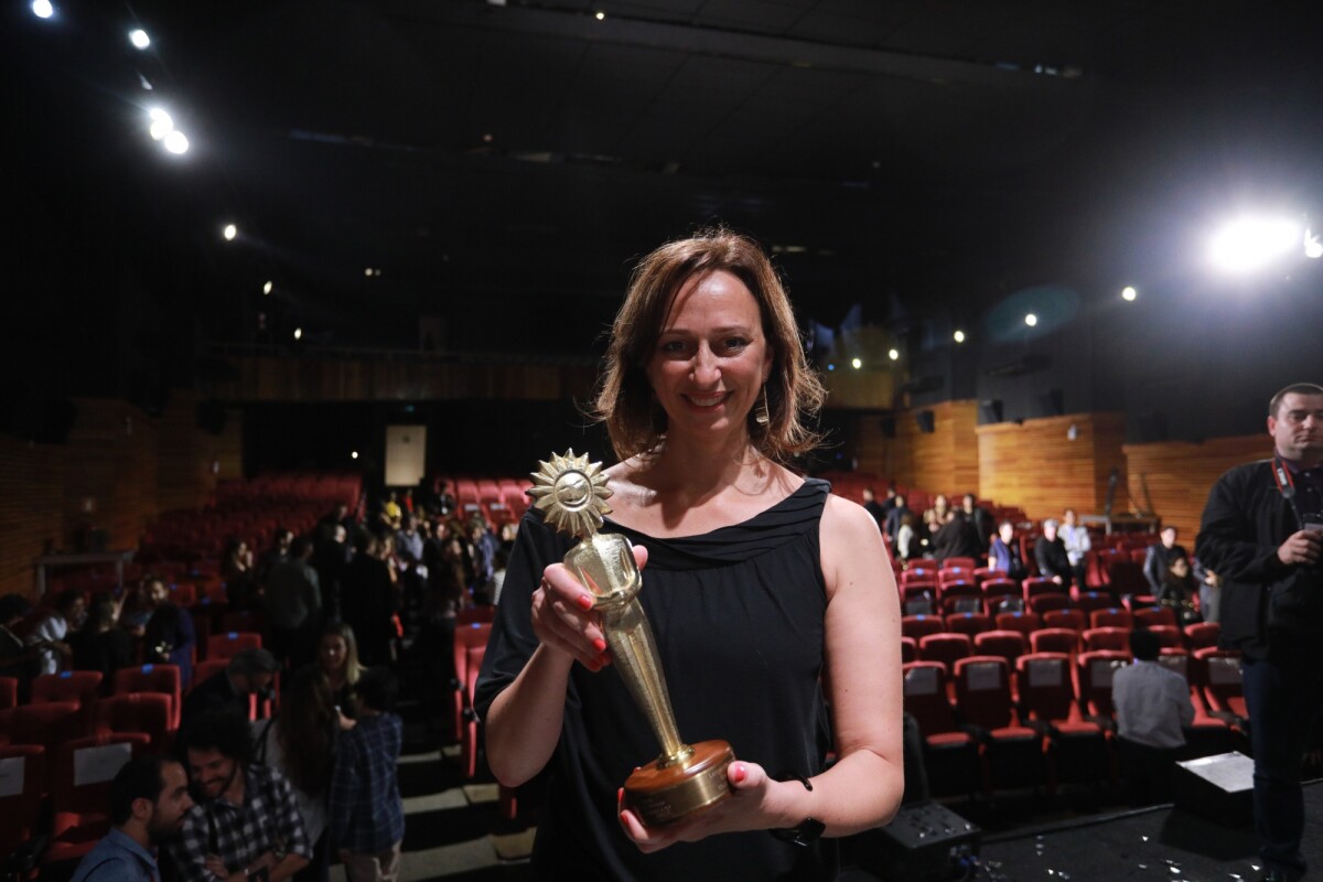 Foto Diretora do filme Como Nossos Pais Laís Bodanzky posa o Kikito após ser premiada no