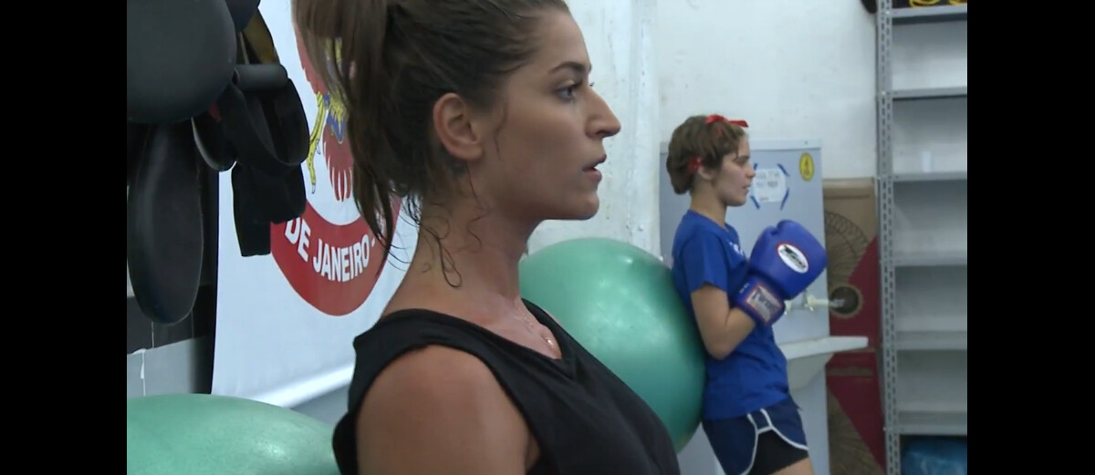 Foto Isabella Santoni a Karina de Malhação Sonhos faz aula de muay