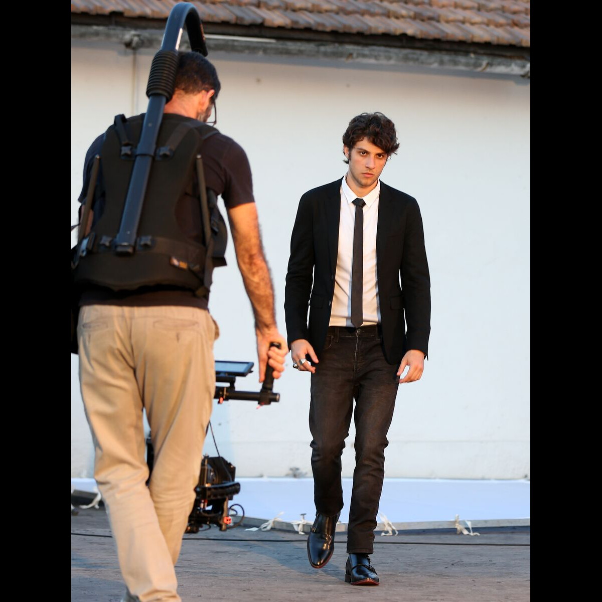 Foto Além de roupas descoladas Chay Suede também gravou usando terno