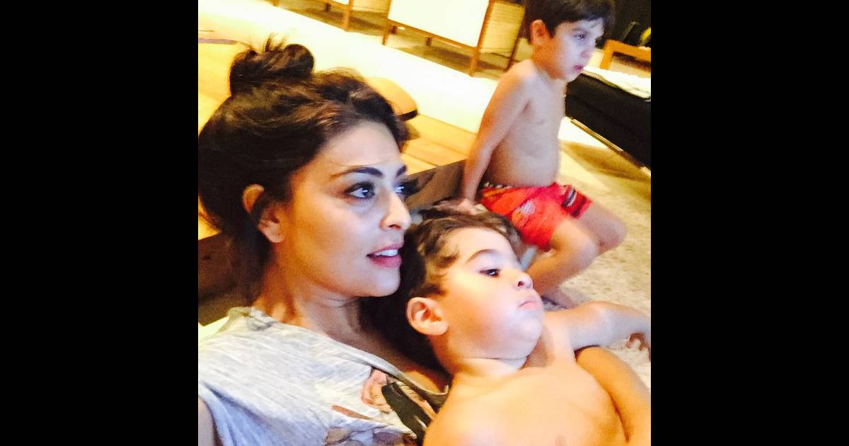 Juliana Paes posa em momento fofo os filhos Pedro e Antônio Purepeople