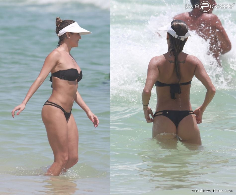 Deborah Secco exibe boa forma biquíni preto em praia do Rio de