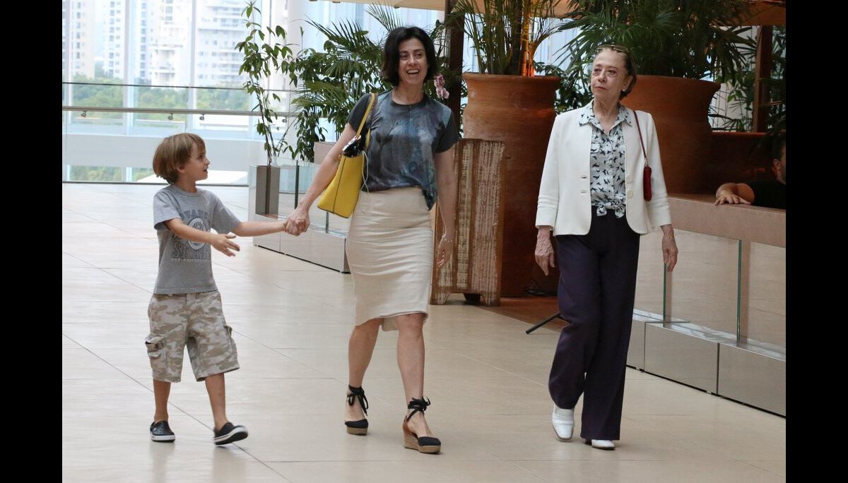 Foto: Fernanda Torres gosta de fazer passeios em família com a mãe ...