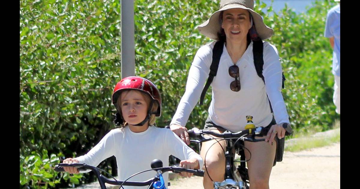 Fernanda Torres é clicada em passeio de bicicleta com o filho, Antônio ...