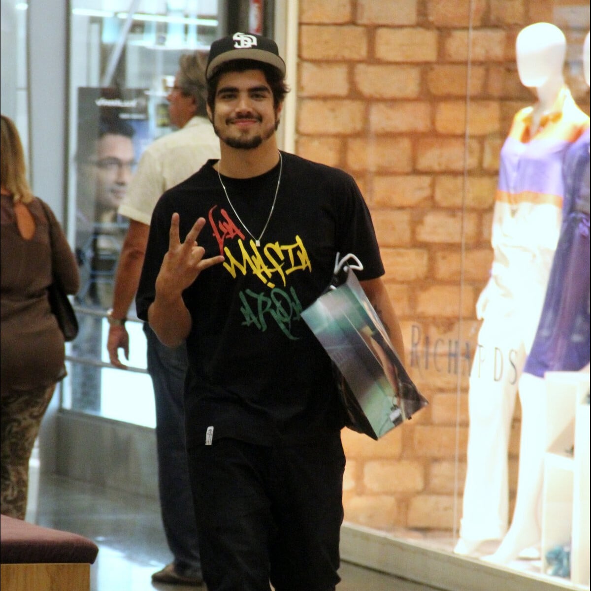Foto: Caio Castro faz compras em shopping carioca, nesta sexta-feira ...