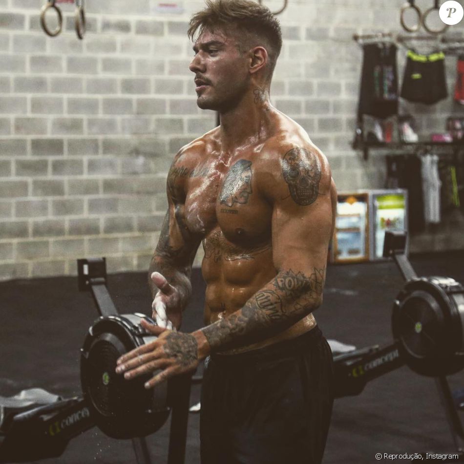 Lucas Lucco pega pesado nos exercícios e é adepto do crossfit - Purepeople