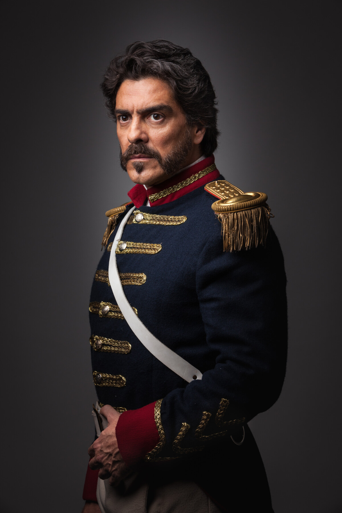 Foto: Loreto (Junno Andrade) diz a Maria Isabel (Thais Fersoza) que só ...