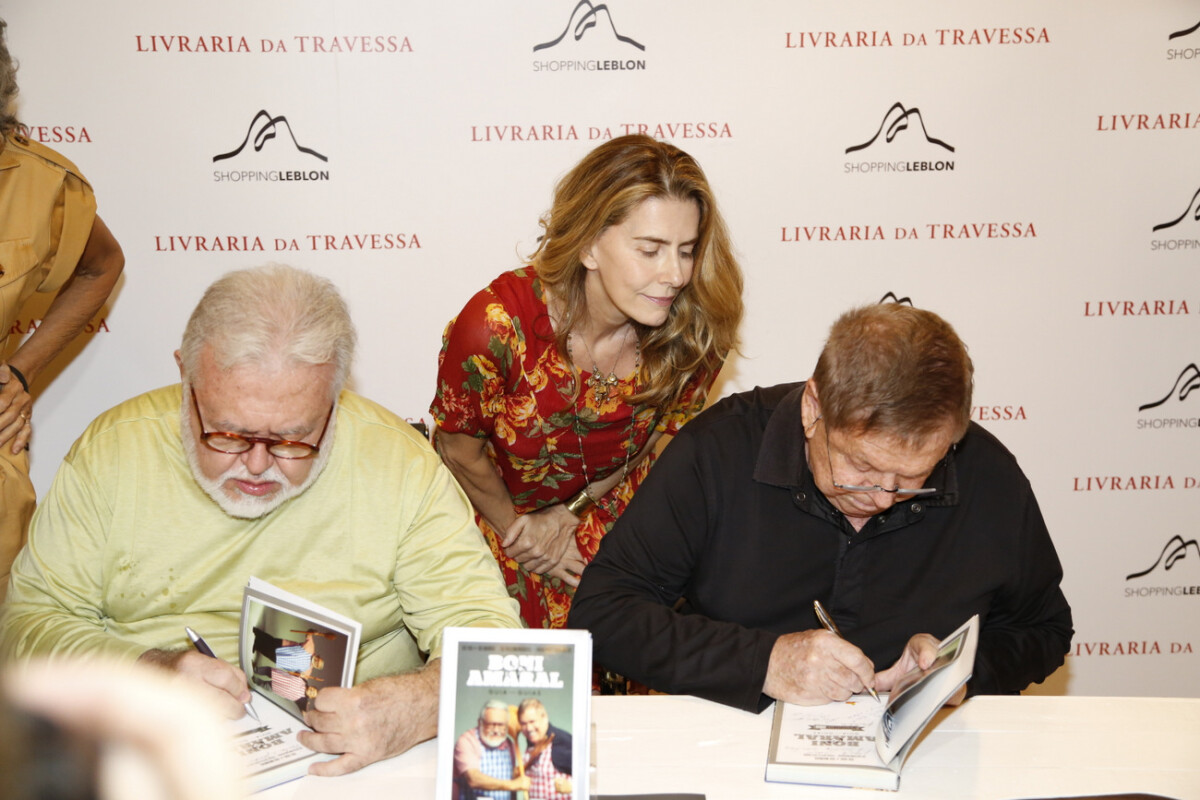 Foto: Boni autografa exemplares do livro 'Boni & Amaral - Guia dos ...