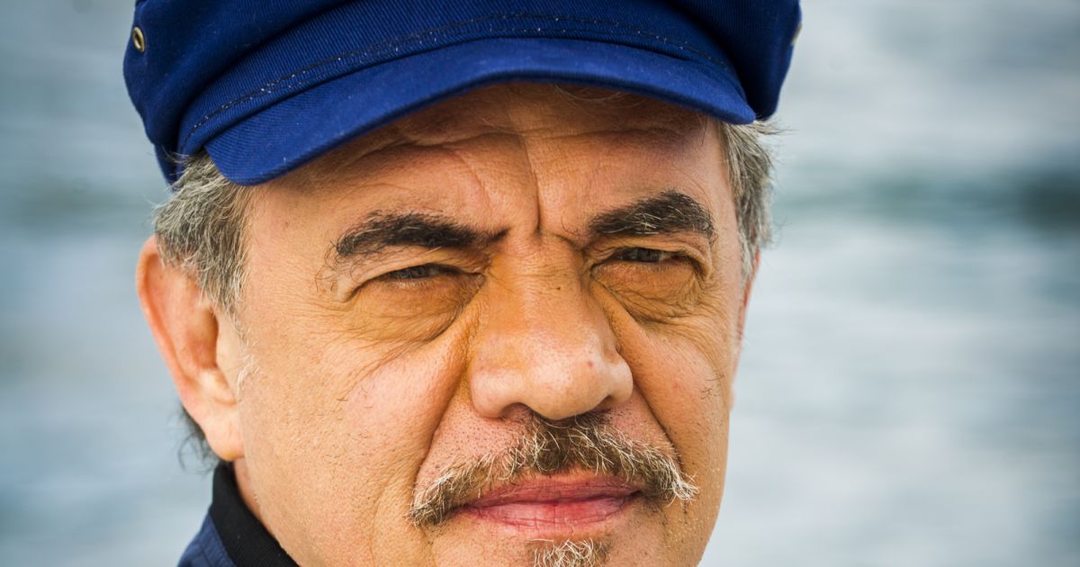 Patrick (Jean Pierre Noher) vê César (Rafael Cardoso) saindo do quarto ...