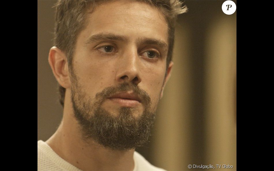 Cesar (Rafael Cardoso) pede que Patrick (Jean Pierre Noher) conte a ...