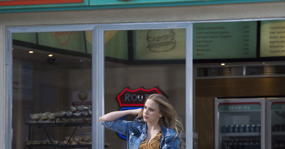 Jéssica (Marcella Rica) se torna garota de programa fixa de Tião (José ...