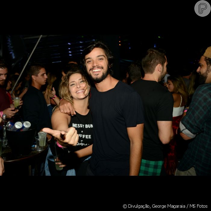 Rodrigo Simas vai à festa com o irmão Bruno Gissoni e vários famosos ...
