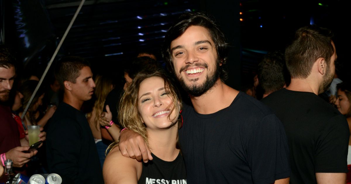 Rodrigo Simas vai à festa com o irmão Bruno Gissoni e vários famosos ...