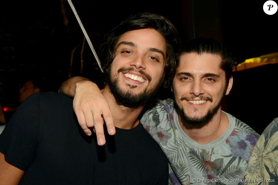 Bruno Gissoni e o irmão Rodrigo Simas aproveitam folga para se divertir ...