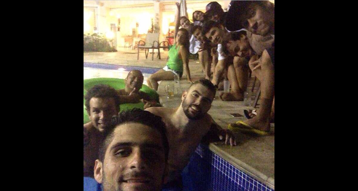 Foto: Neymar curte piscina com amigos, em 26 de dezembro de 2013 ...