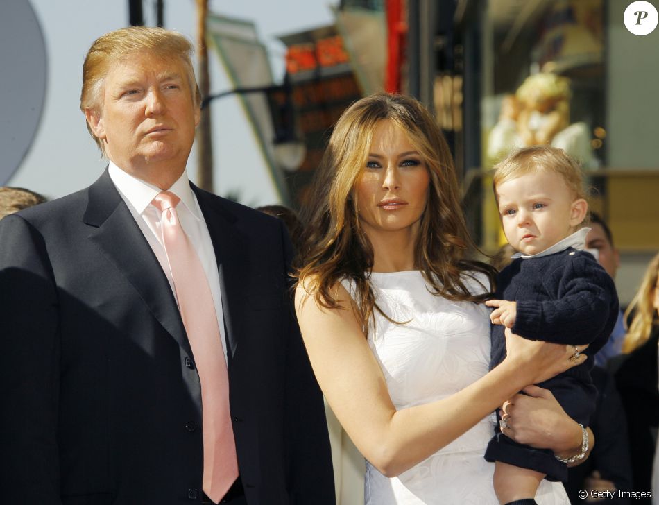Na foto, Melania e Donald Trump posam com o filho, Baron, em janeiro de ...