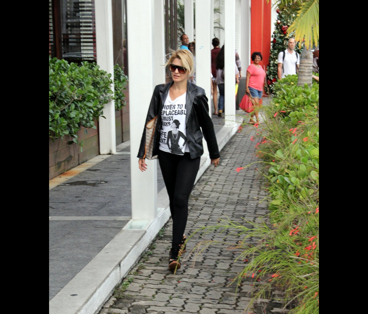 Foto: Antonia passeia com seu filho Samuel, em shopping da zona oeste ...
