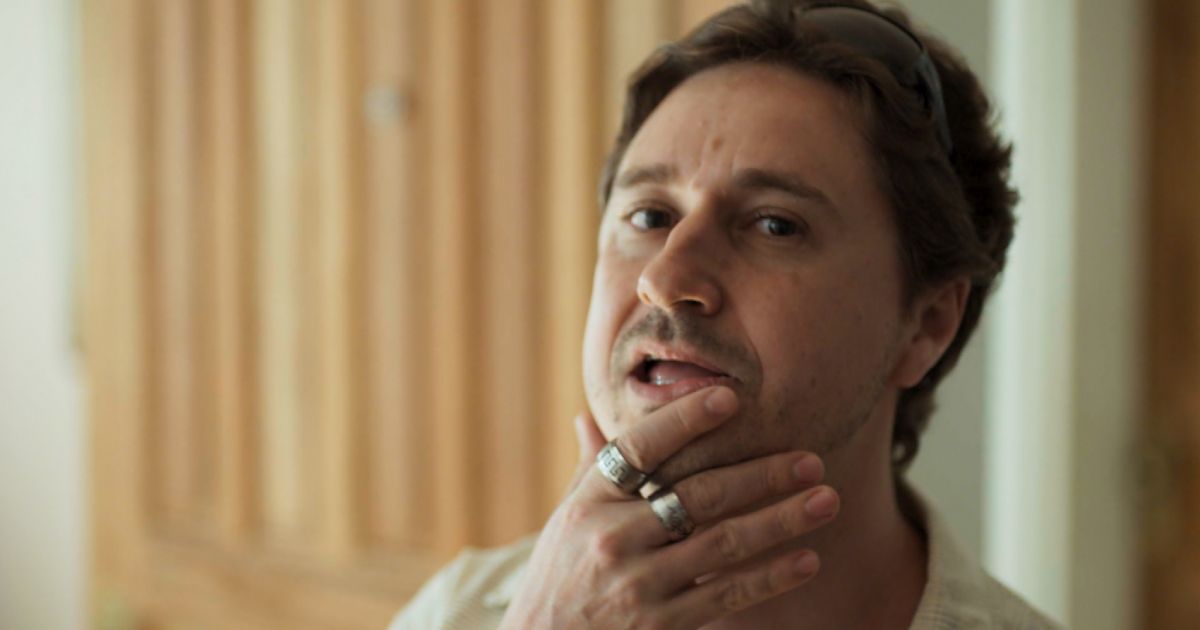 O voo em que William (Leandro Daniel) levaria a mercadoria de Alex ...