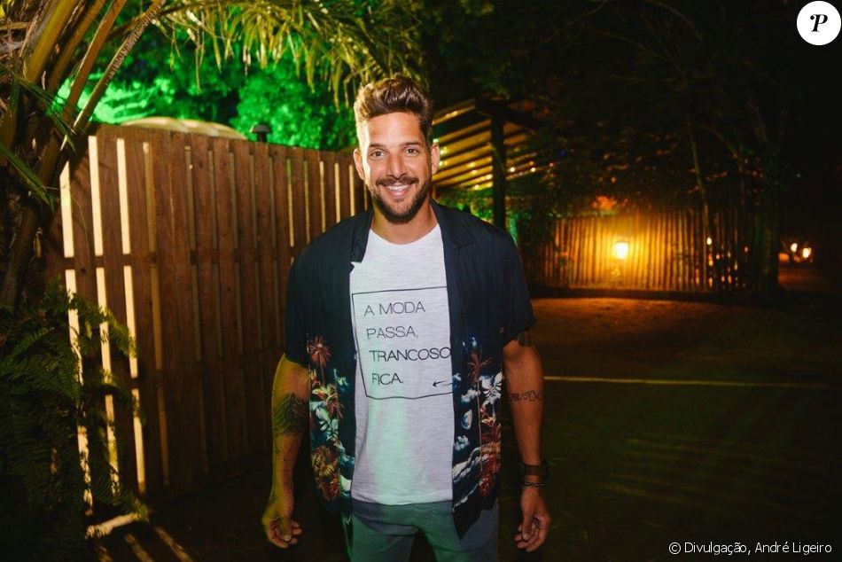 O vocalista da Banda Eva, Felipe Pezzoni, foi uma das atrações da festa ...