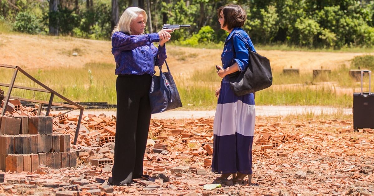 Mág (Vera Holtz) saca um revólver da bolsa, atira em Beth (Regiane ...