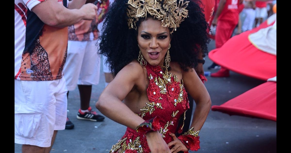 Rainha de bateria da Dragões da Real, de São Paulo, Simone Sampaio usou ... Rainha de bateria da Dragões da Real, de São Paulo, Simone Sampaio usou ...