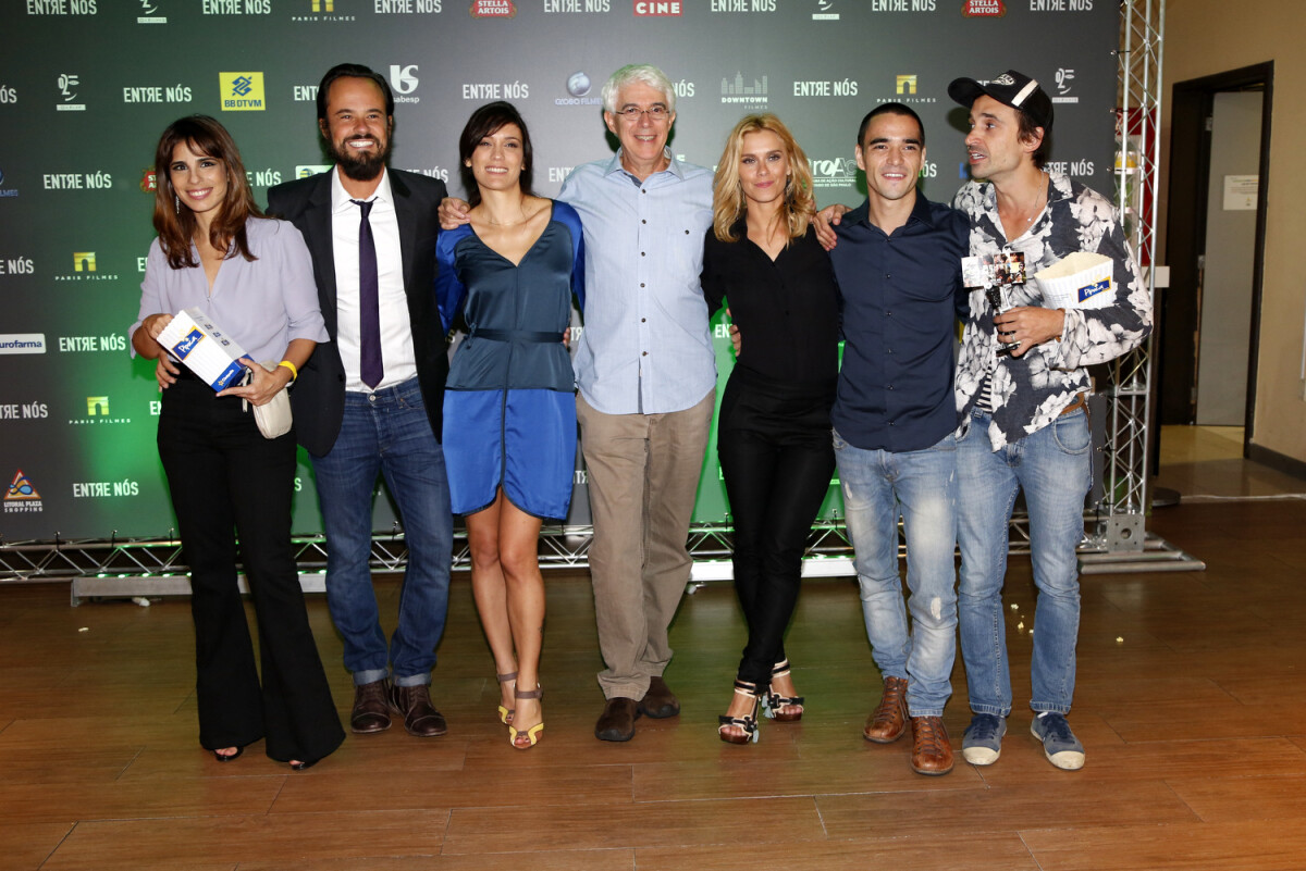 Foto: Elenco de atores na pré-estreia do filme 'Entre Nós', no ...