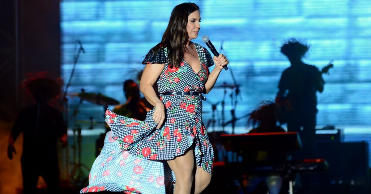 Ivete Sangalo se divertiu com a fluidez do vestido mullet ao se ...