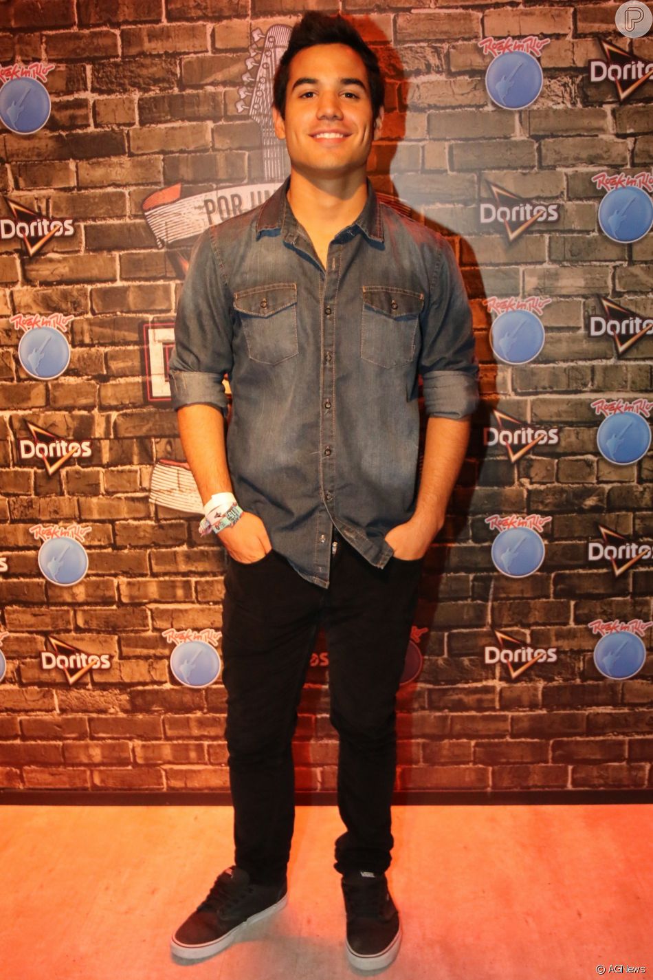 Bruno Gadiol, Guto de 'Malhação - Viva a Diferença', beija músico em ...