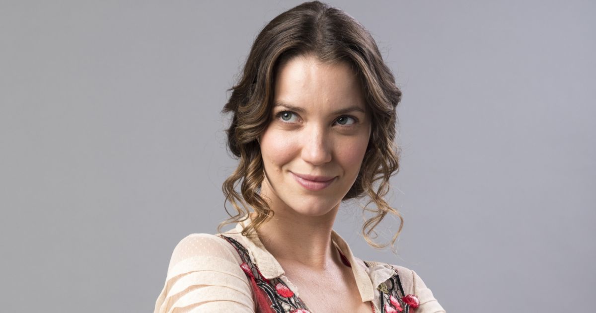 Julieta (Gabriela Duarte) se abre com Elisabeta (Nathalia Dill) ao ...