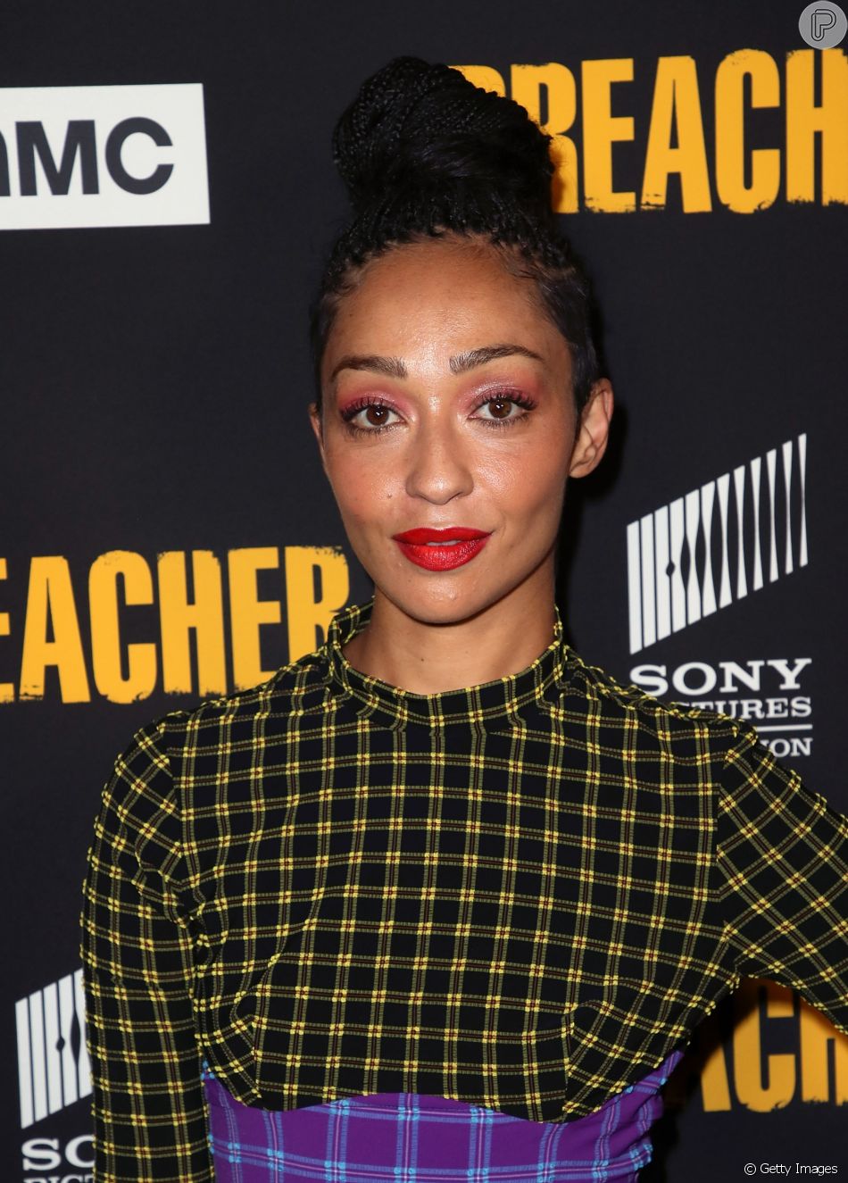 Ruth Negga finalizou o visual com make com sombra e batom vermelhos na ...