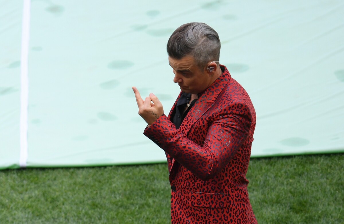 Foto: Robbie Williams apontou o dedo médio para as câmeras durante a ...
