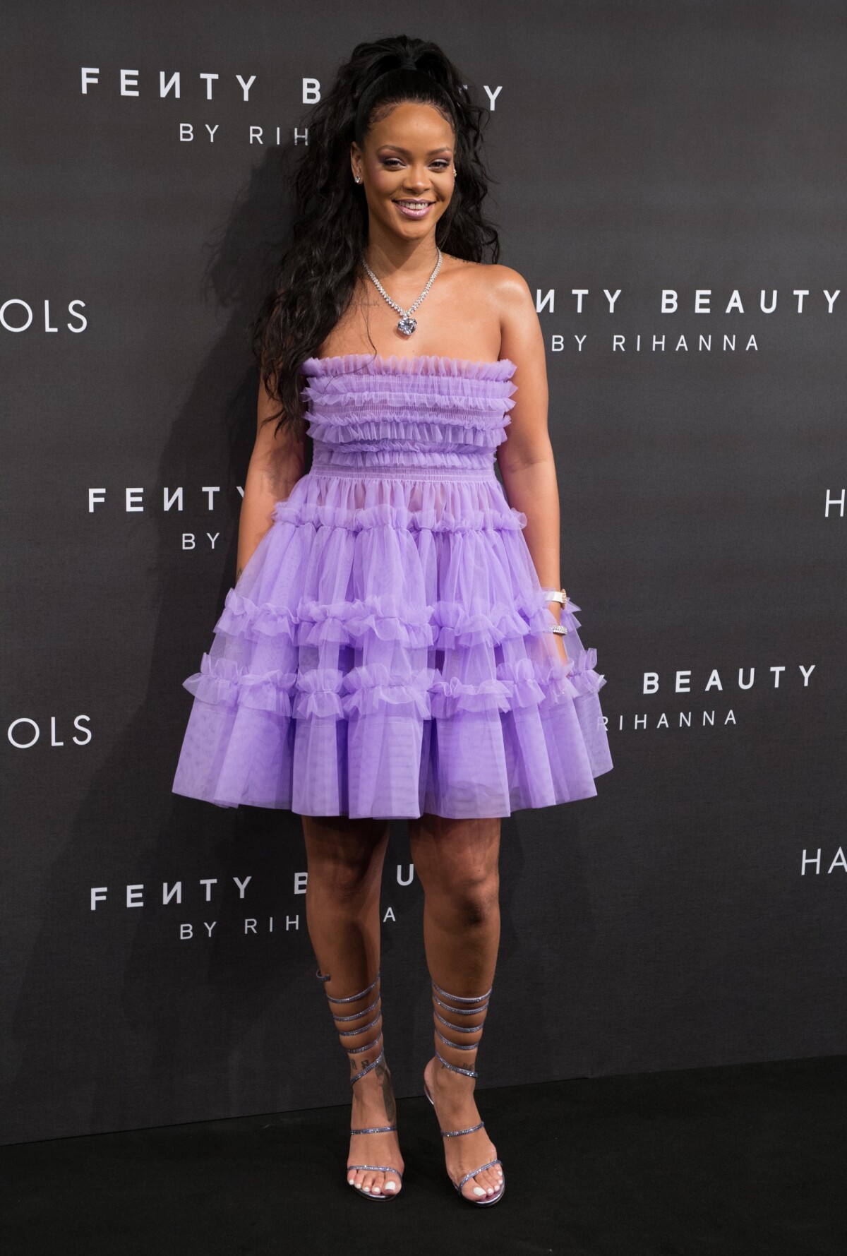 Foto: Em Nova York, a cantora lançou a fenty Beauty na loja Harvey ...