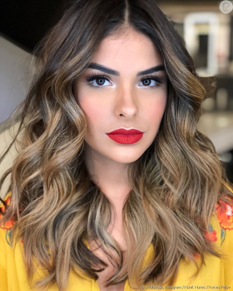 Ex-BBB Munik adota cabelo iluminado em aniversário e marido se declara ...
