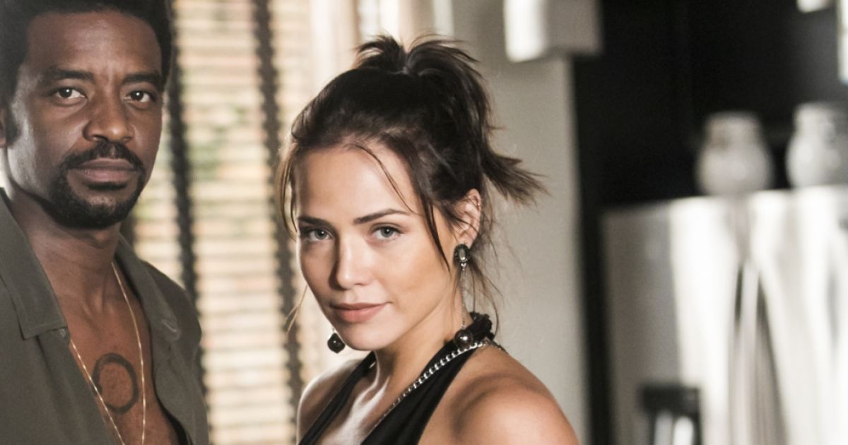 Rosa (Leticia Colin) passa a ostentar e compra roupas de grife ao ...