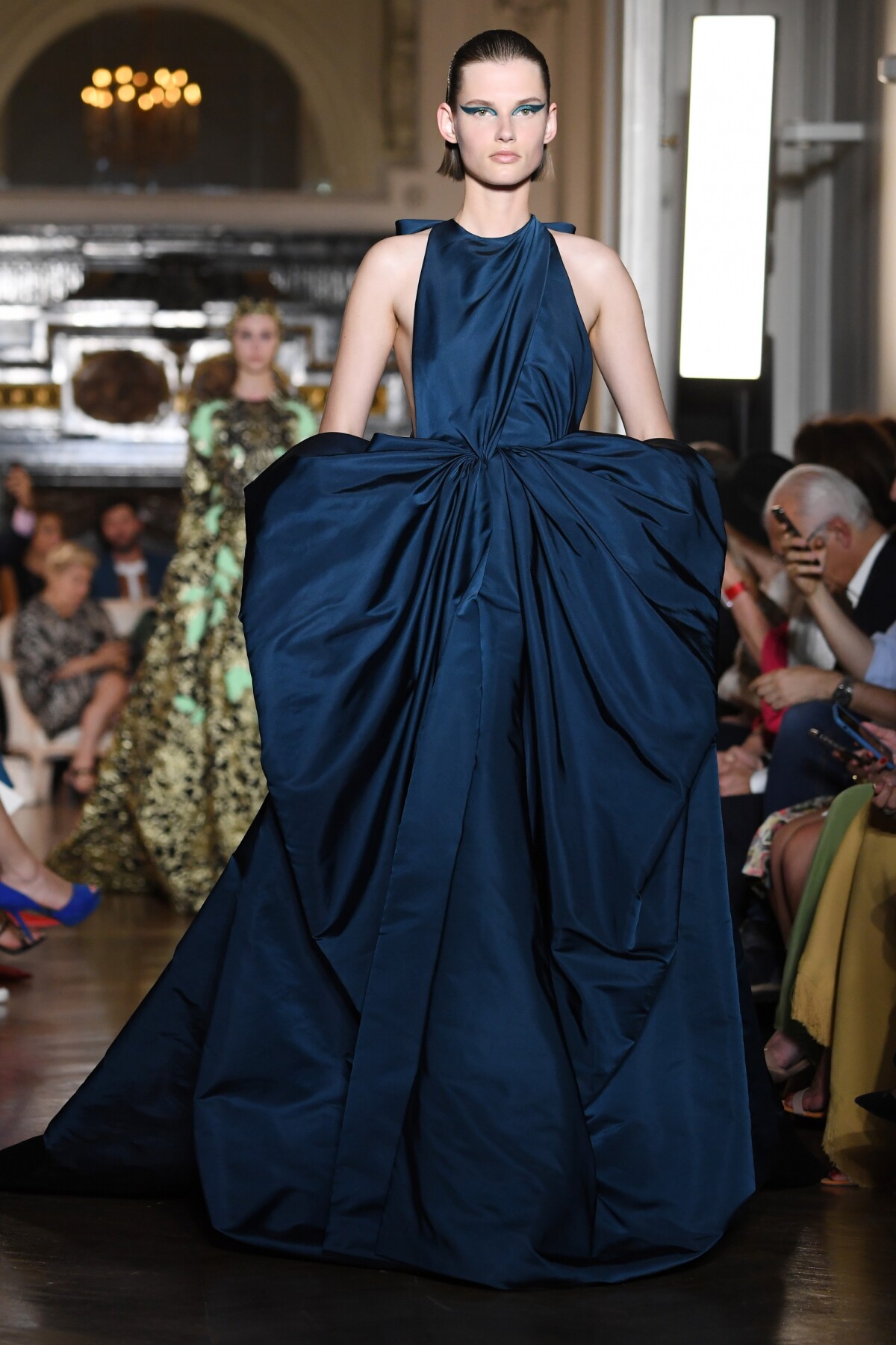 Foto: Cintura e quadril valorizadas na peça Valentino com modelagem ...