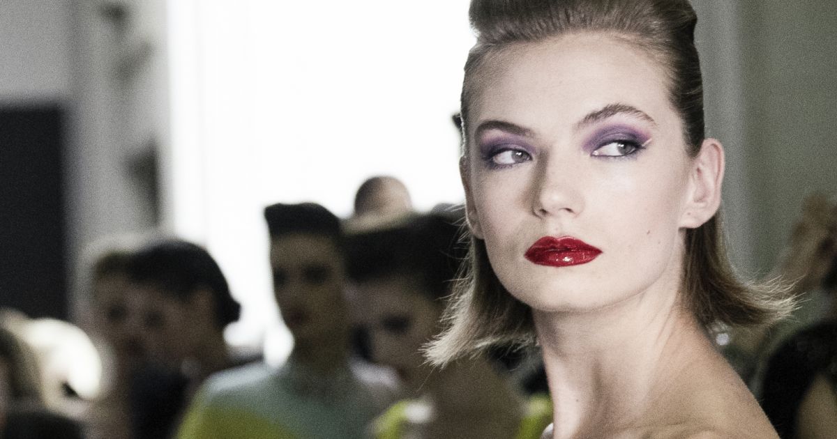 Make em tom de roxo na passarela da Ralph & Russo. O batom vermelho com ...