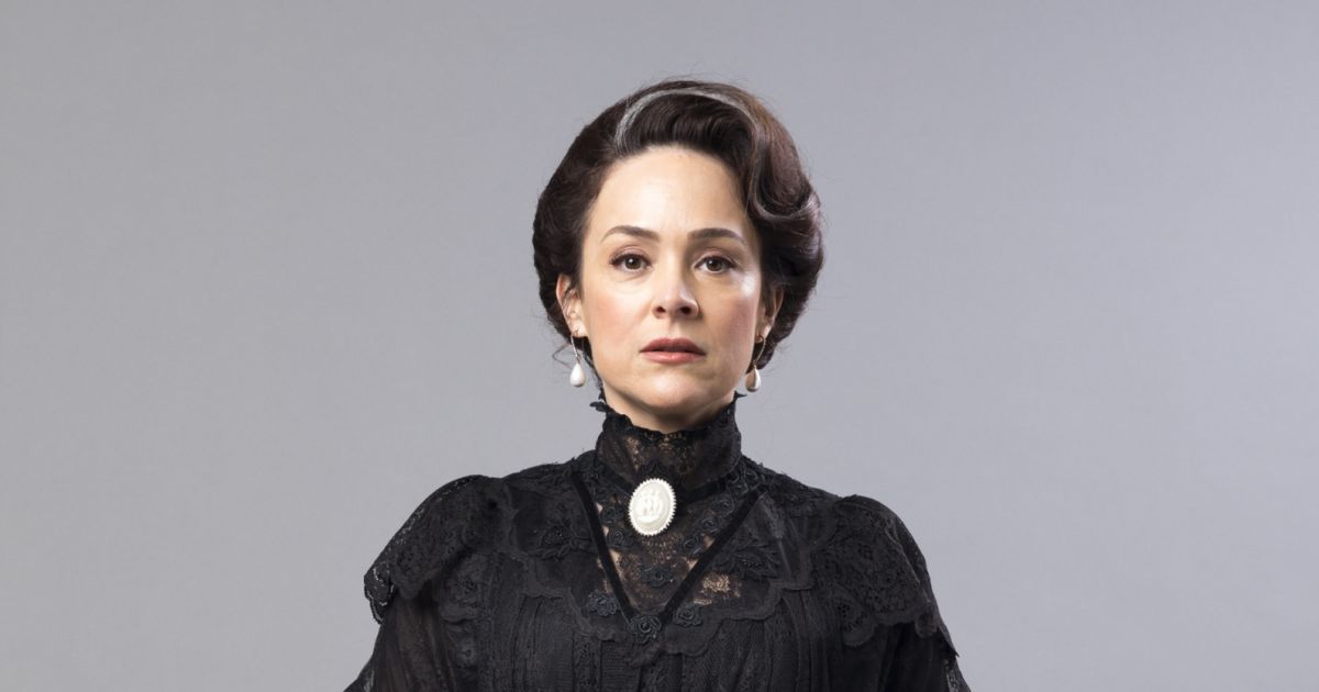 Julieta (Gabriela Duarte) surpreende Aurélio (Marcelo Faria) ao subir ...