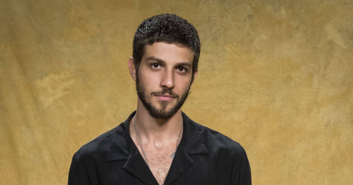 Manuela (Luisa Arraes) revela ao irmão, Ícaro (Chay Suede), que Luzia ...