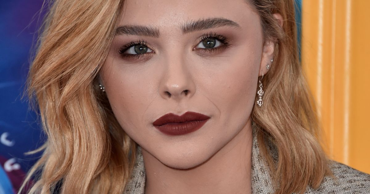 A atriz Chloe Grace Moretz apostou em penteado lateral e maquiagem ...