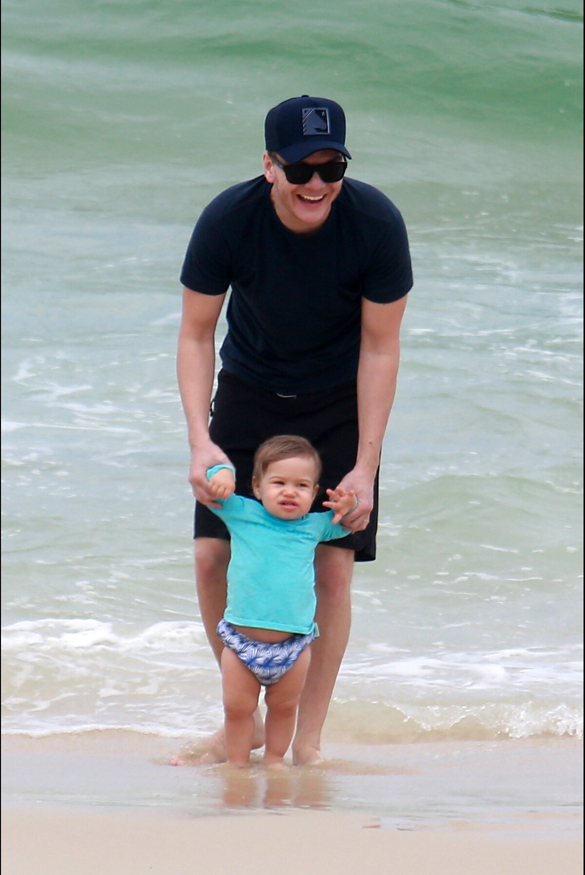 Foto: Michel Teló e o pequeno Teodoro curtiram a Praia da Barra da ...