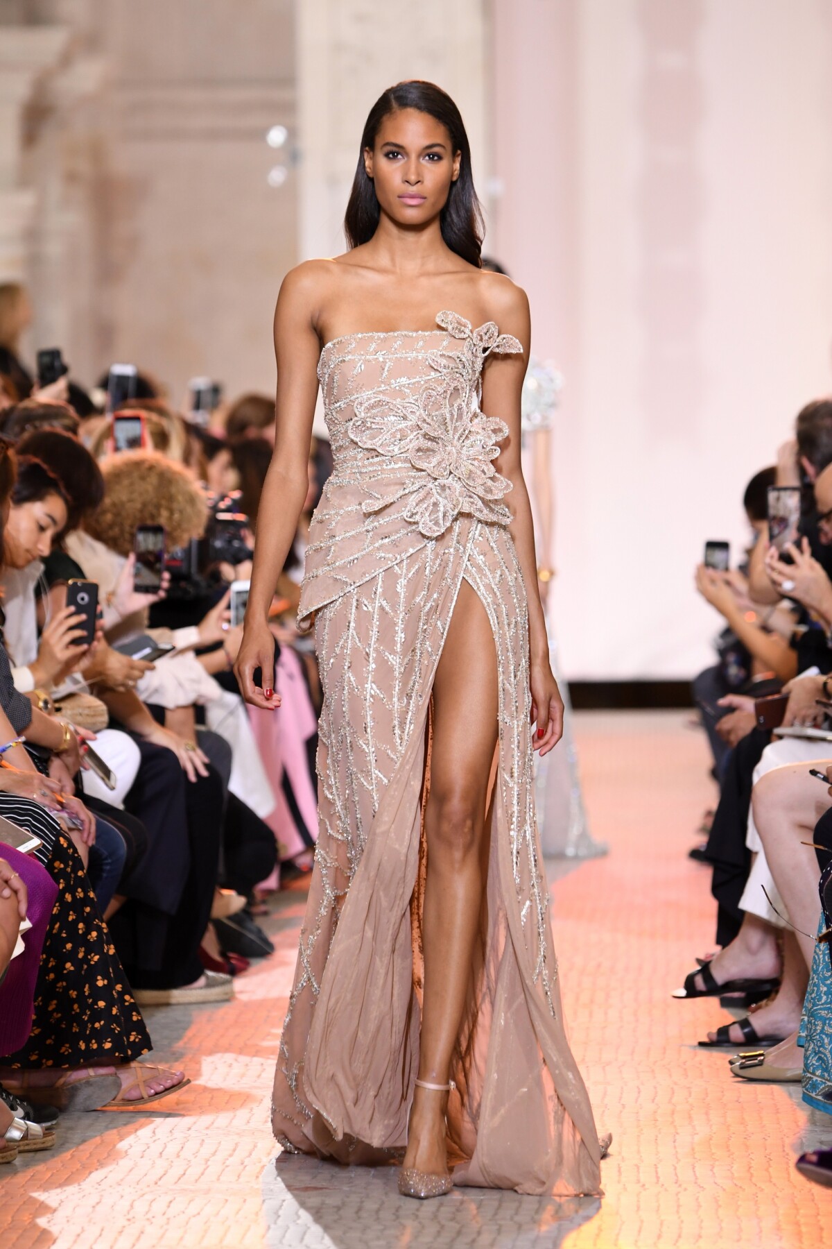 Foto: Tomara que caia: rebuscado, o vestido Elie Saab faz as vezes de ...