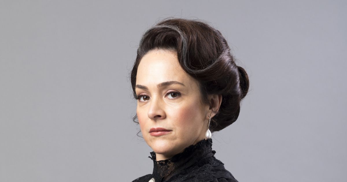 Julieta (Gabriela Duarte) adota roupas coloridas ao dar mudança em sua ...