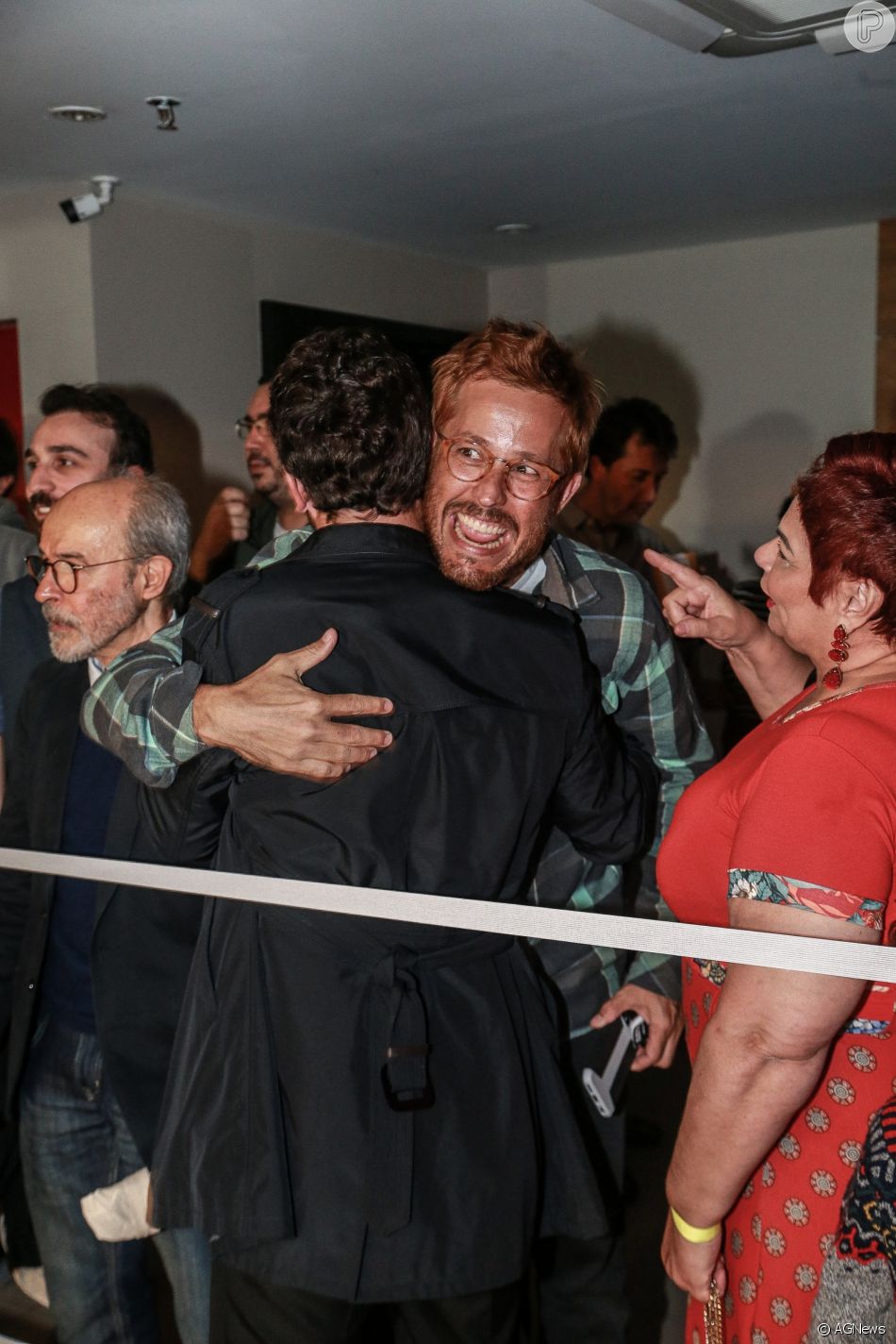 Roger Gobeth exibe cabelo ruivo e cumprimenta Daniel de Oliveira no ...