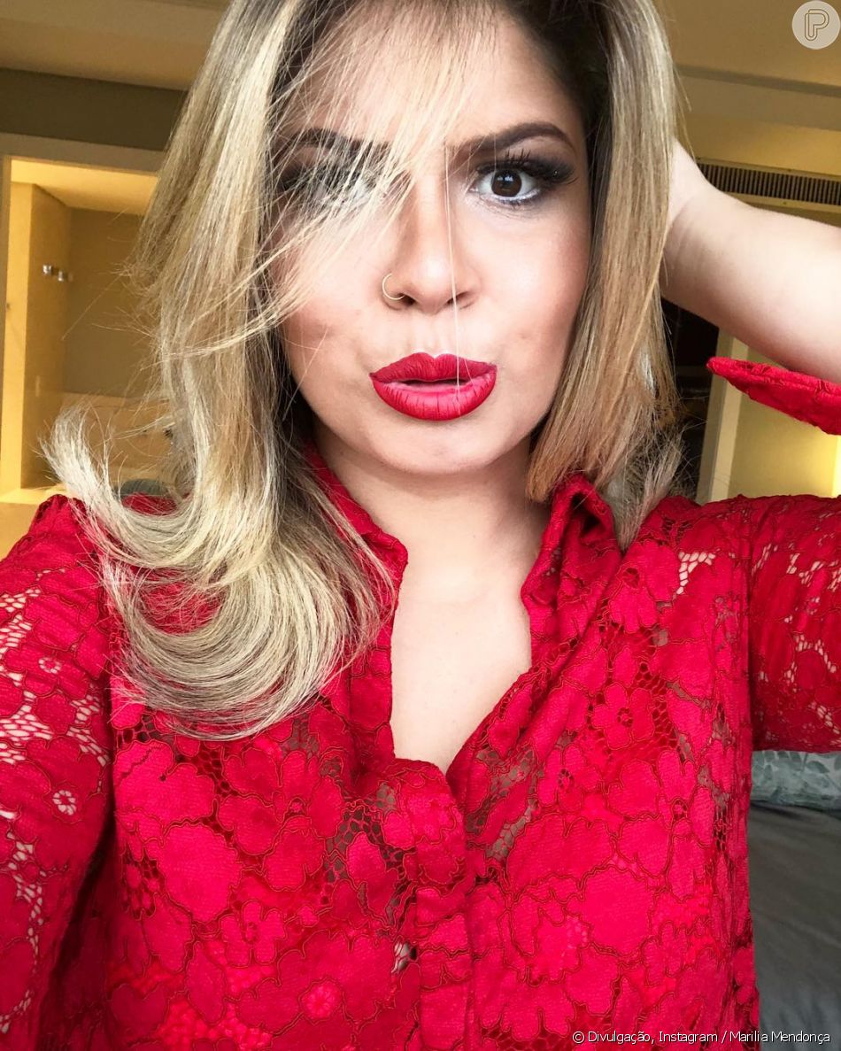 Marília Mendonça faz caras e bocas em selfies com look e batom vermelho ...
