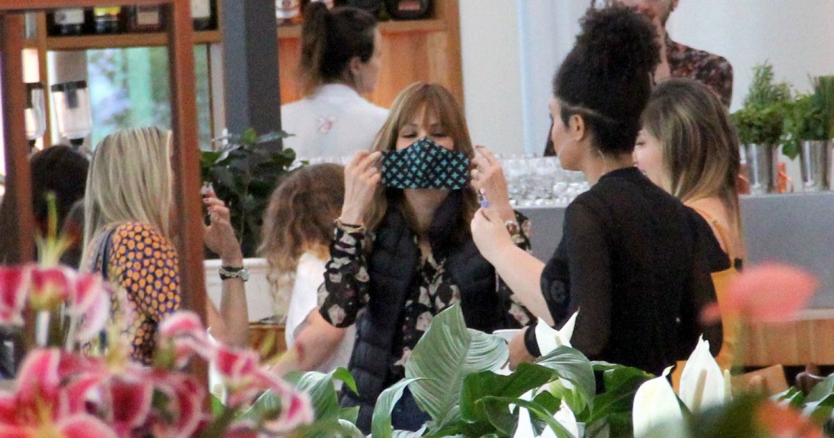 Ana Furtado exibiu o visual com franja durante passeio em shopping no ...