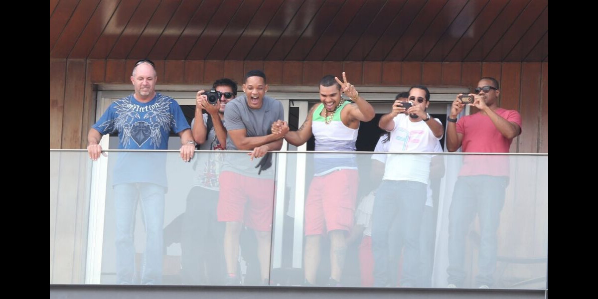 Foto: Will Smith e Naldo posam na sacada do quarto em que o ator está ...