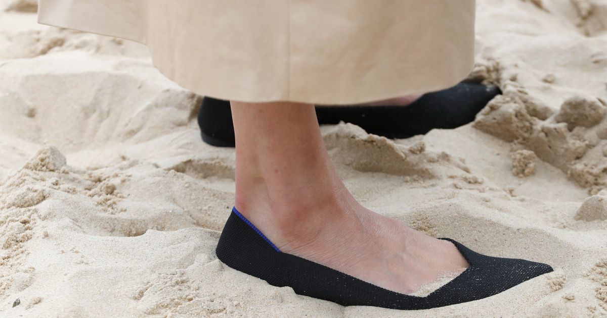 Meghan Markle usou sapatilhas da grife Rothys de 145 dólares (R$ 537 ...