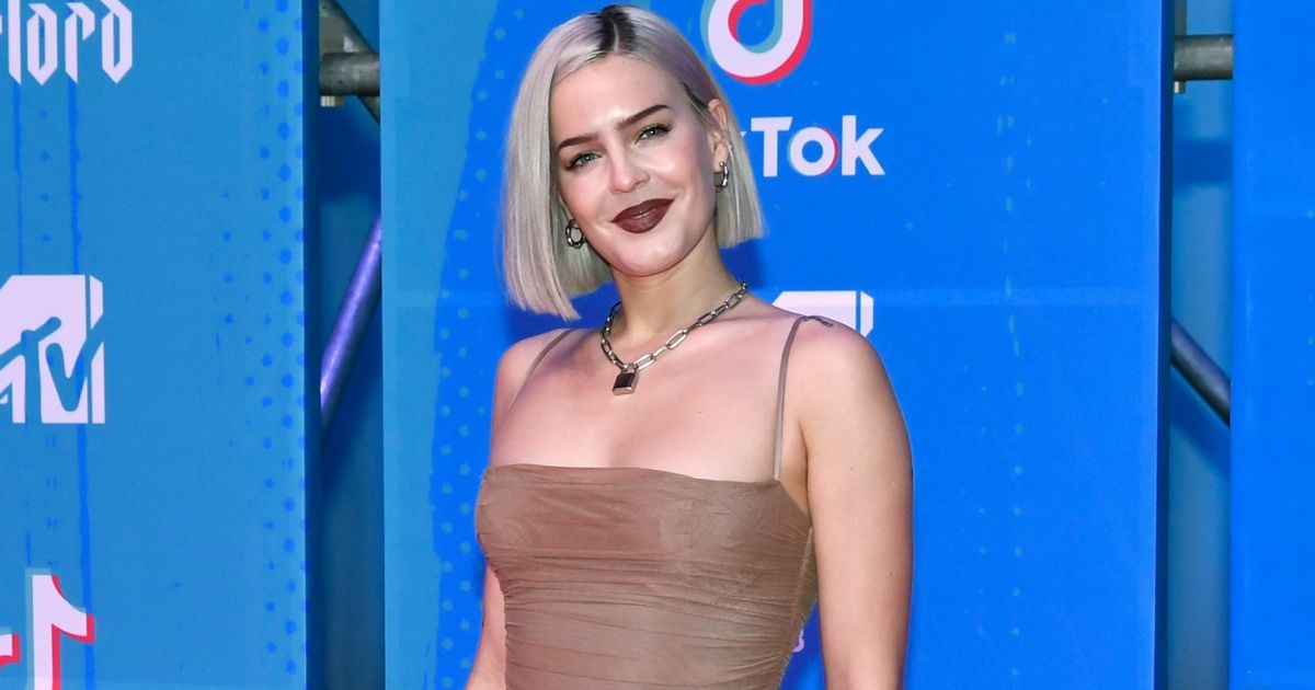 A cantora Anne-Marie apostou em um longo justo para o Europe Music ...