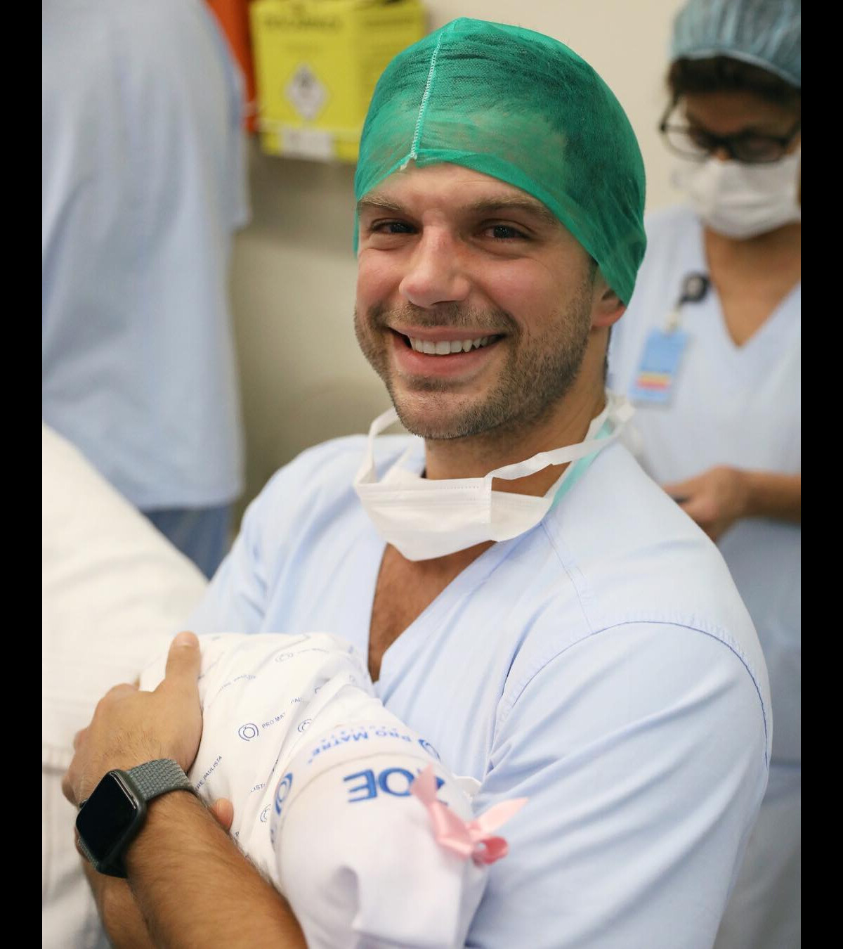 Foto: Duda Nagle aparece com a filha, Zoe, no colo após nascimento ...