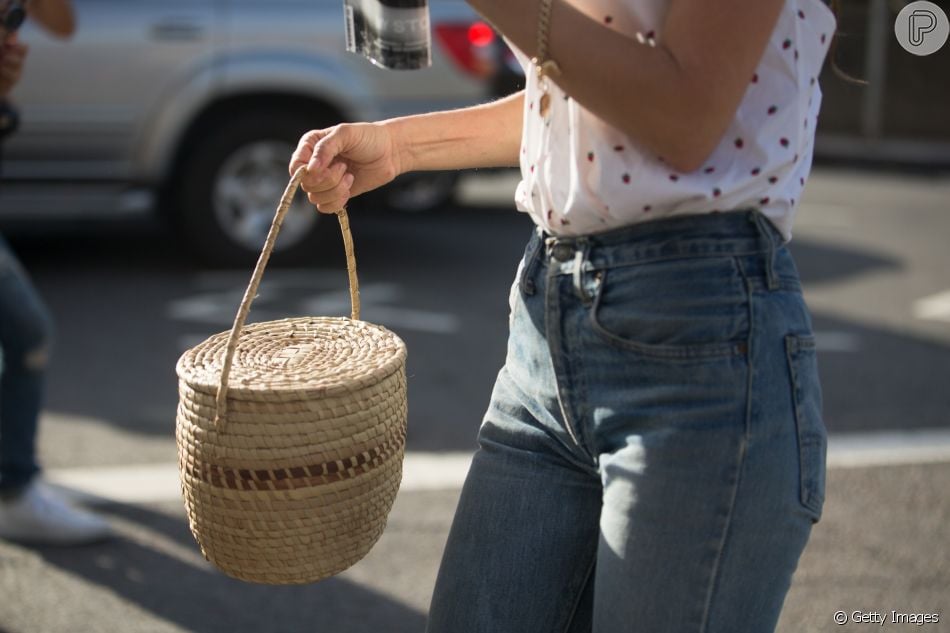 O modelo 'bucket' também é tendência no verão 2019 e combina com um ...