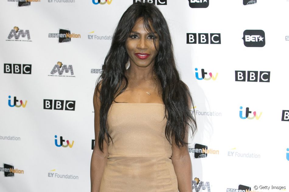 A cantora Sinitta foi um dos primeiros amores de Brad Pitt. Os dois se ...